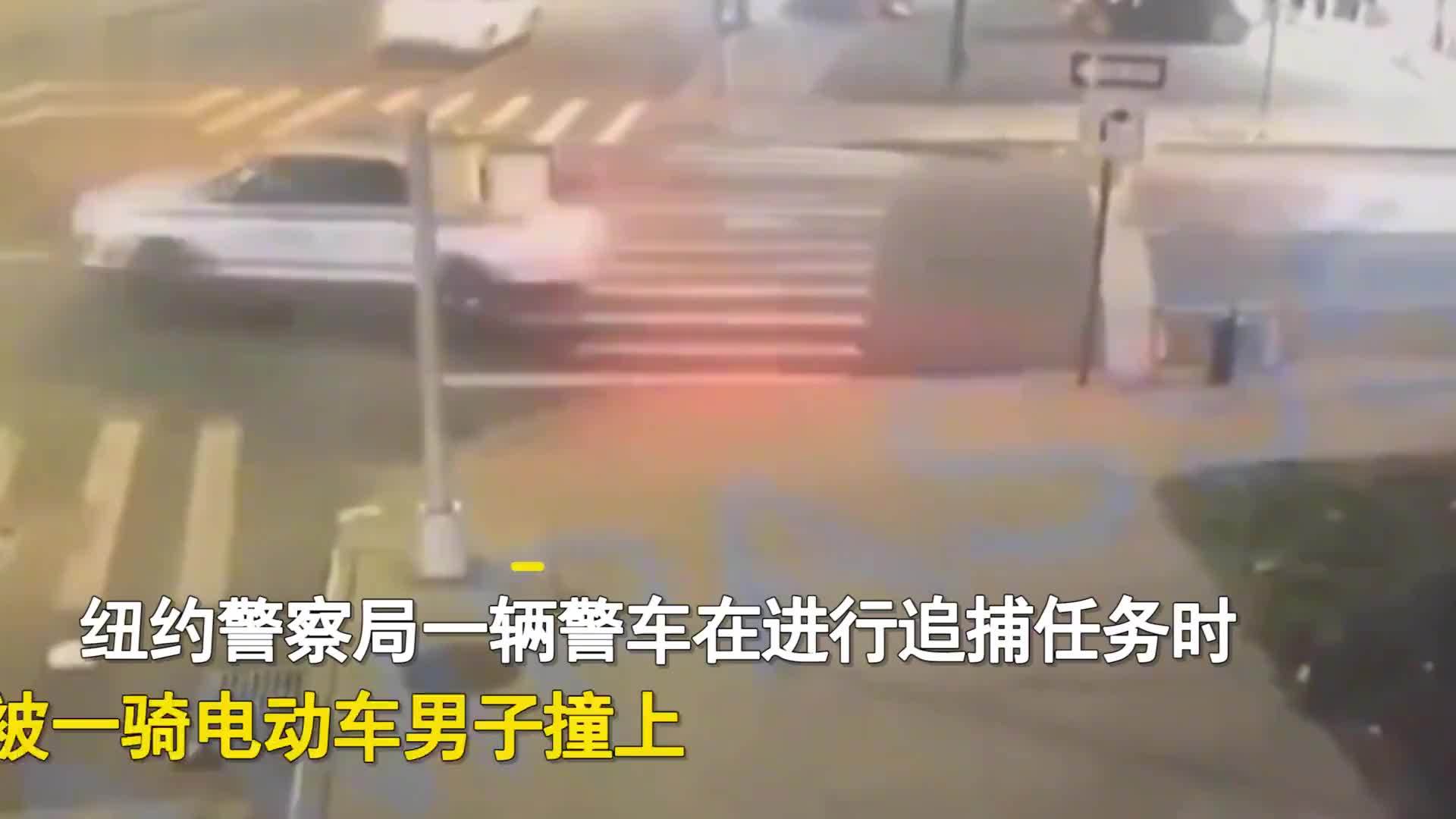 男子骑电动车飞速撞上警车后爆炸,警察冲入火中救人,恐怖画面曝光。