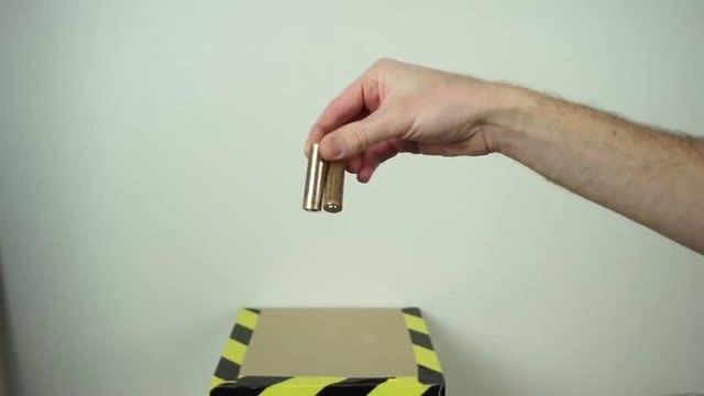 电池使用一段时间后,会减少重量吗,看老外做实验亲测