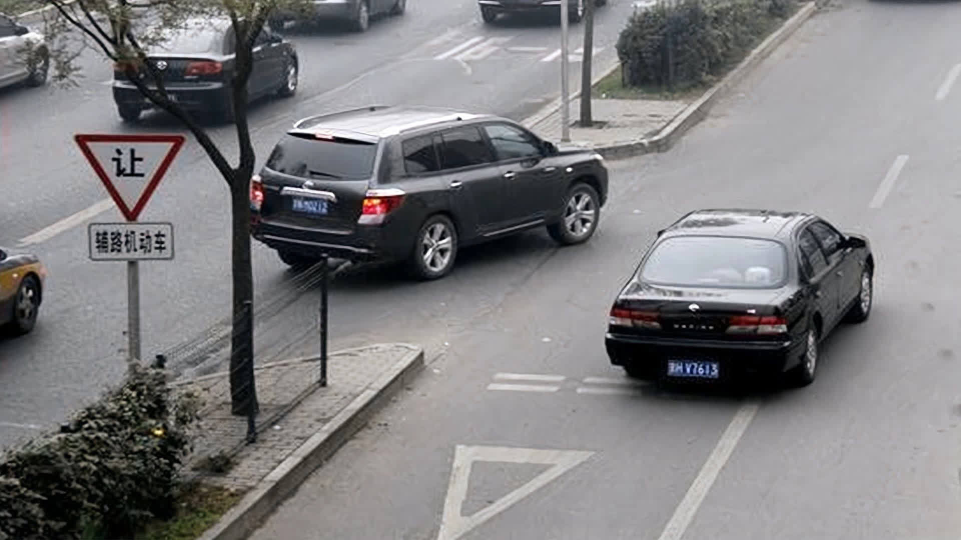 交警提醒:"转弯让直行",撞车时直行负全责,车主:为什么?