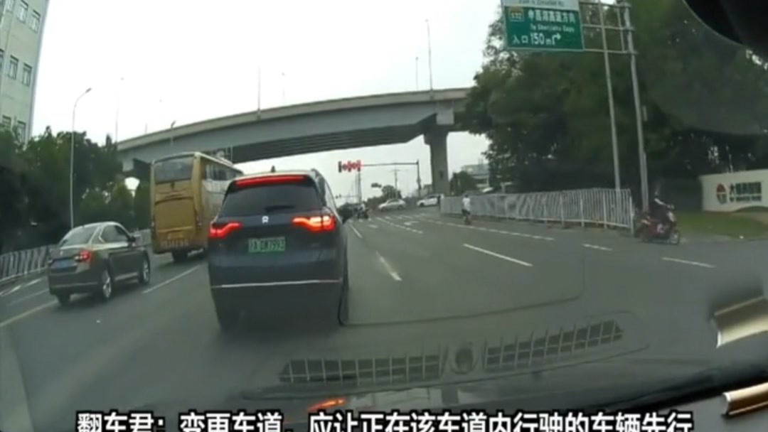 行车安全交通事故行车记录实时视频车祸现场视频