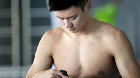 宁泽涛终于复出了! 再战泳池, 小组头名! 男人都觉得他帅啊!