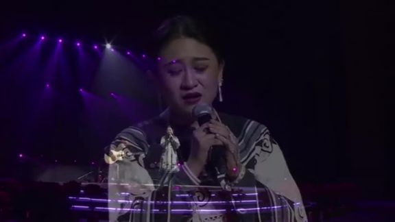 美女演唱彝族神曲《不要怕》,获名师高度认可,太不容易了