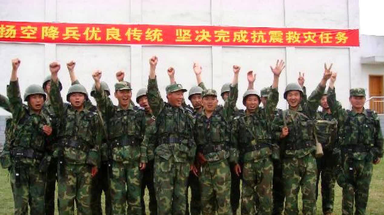 空降兵15勇士,冒死惊天一跃,降落伞险些没打开