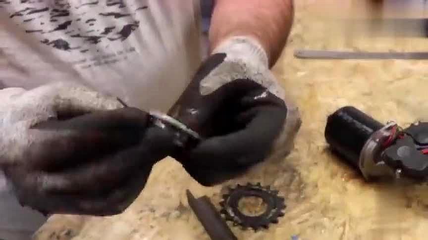 牛人就是牛人,在自行车的前面加个电机,直接能当电动车了太拉风了