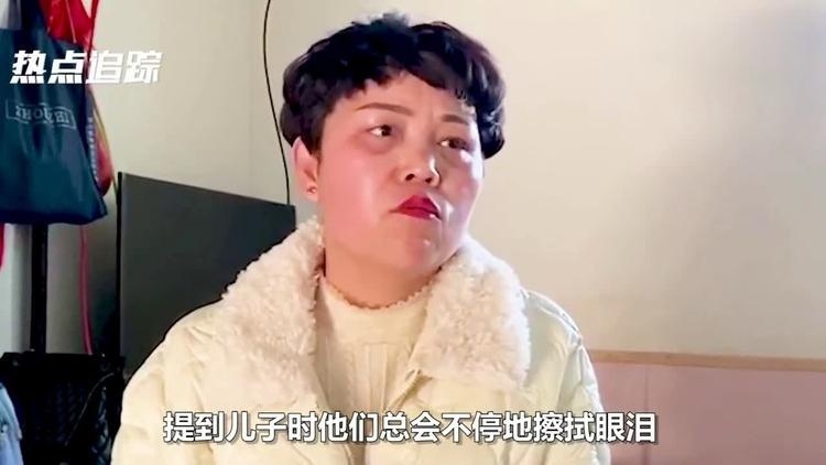戍边烈士王焯冉“魂归故里”,民众前往鞠躬悼念,墓前摆满鲜花