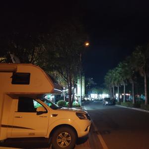 晨晨退休爱房车旅游 