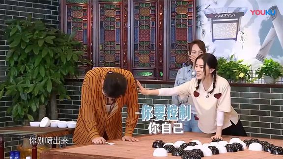 跑男精彩时刻:彦霖李晨下五子棋!彦霖突然喷饭!给众人恶心坏了