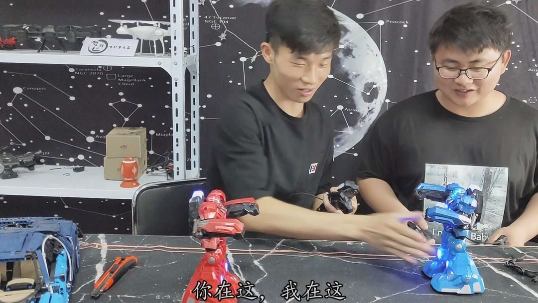 拆箱试玩遥控对战机器人,可以体感控制,这次和小伙伴玩嗨了