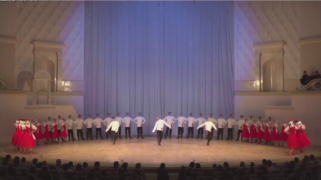 俄罗斯舞蹈表演,场面活跃热烈