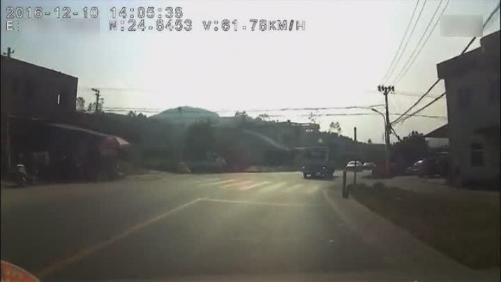 货车转弯处逆行超车,导致两辆车惨烈相撞!