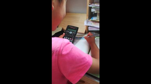 闺女发现了计算器的秘密,趁我做饭时居然用上了