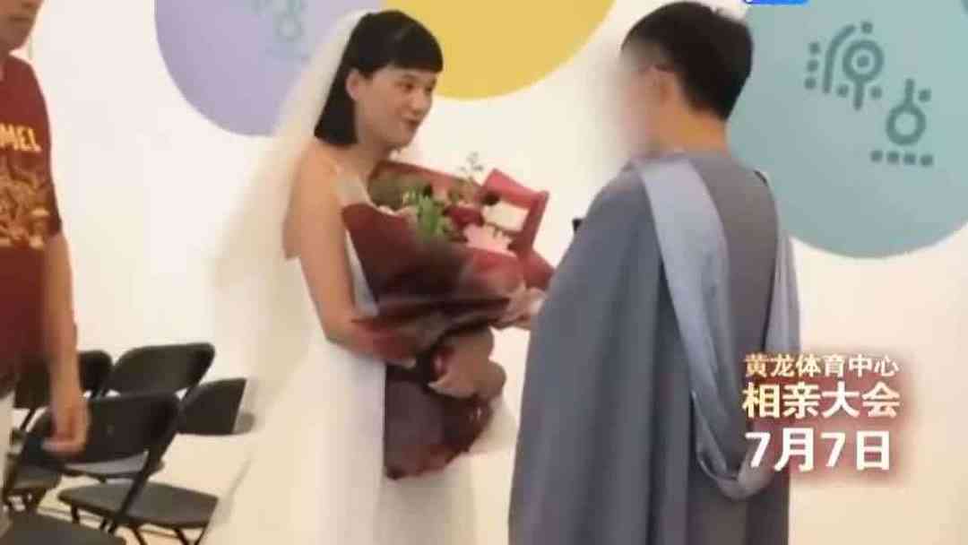 姑娘穿婚纱千里迢迢去参加前男友的毕业典礼