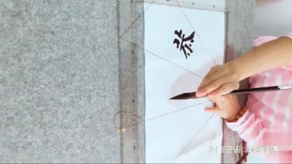 美女写书法,不打格都能写扇面,这套打格尺果然厉害!