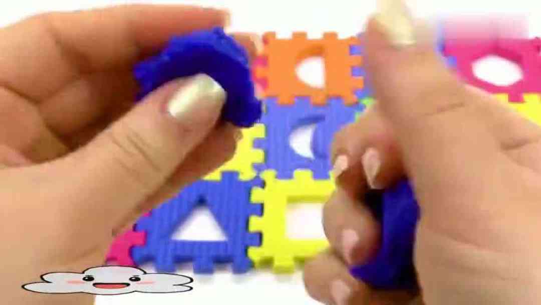 儿童玩具:用几何图形拼图学习颜色。