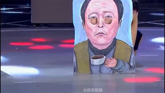 纸片人 小伙自制表演道具,模仿经典人物,团队配合很给力
