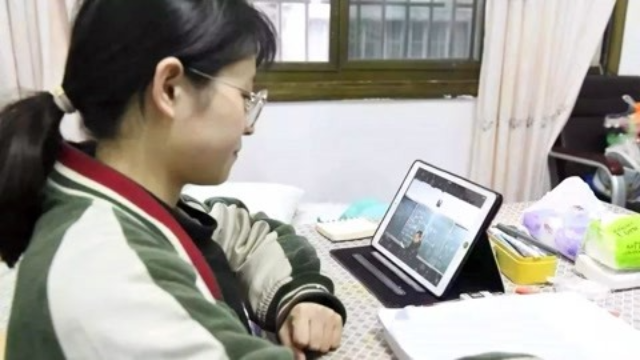 孩子在家上网课,弊端在哪里?听鑫鑫分析一下,家长要多上心