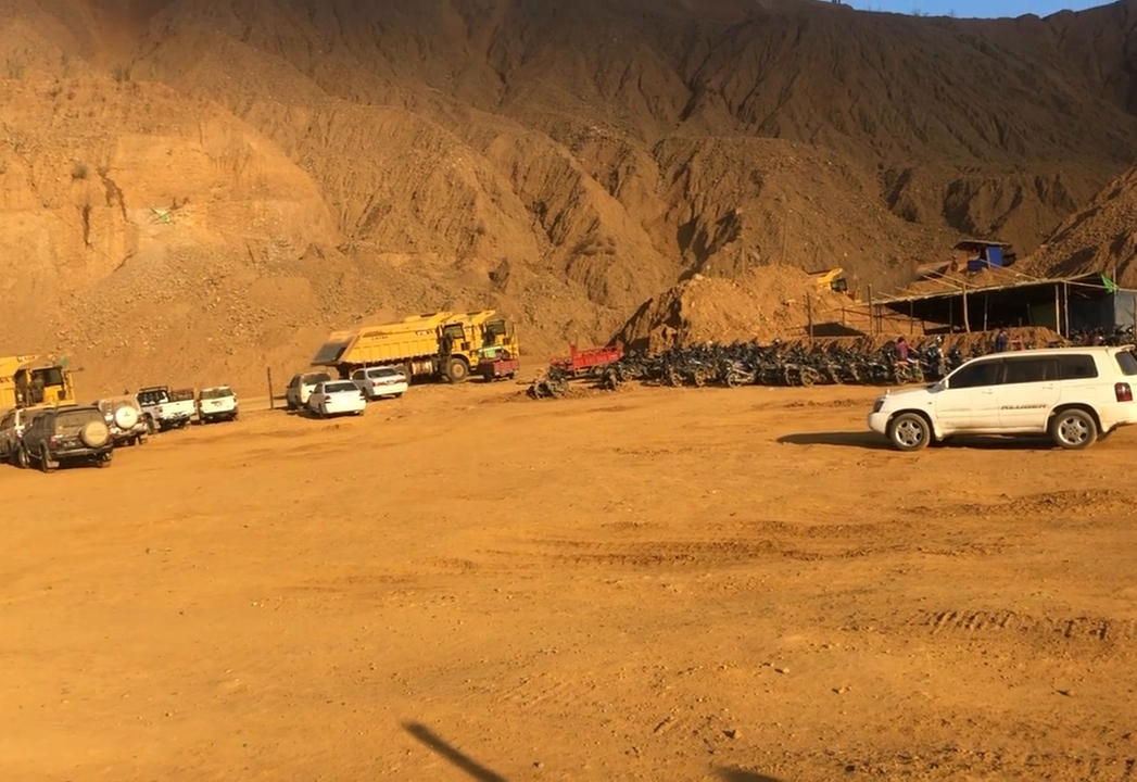 实拍缅甸翡翠矿区作业实况,犹如戈壁,黄沙满天!