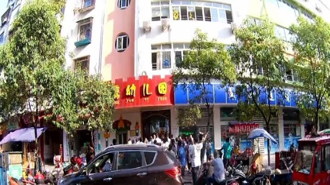 【超机拍客】实拍开学第一天放学时刻家长排队接孩子