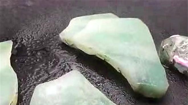 翡翠视角:冰种的翡翠原石,小伙就想要个镯子,能如愿吗?