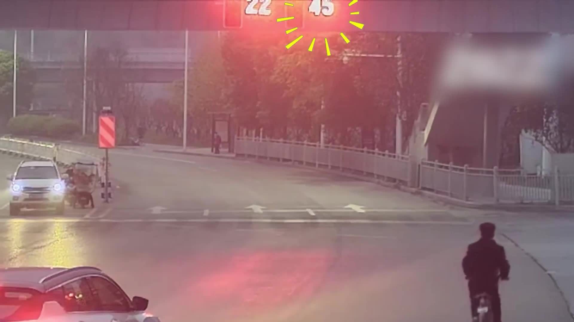 男子骑自行车闯红灯!被撞后自认"弱者",最终承担全责