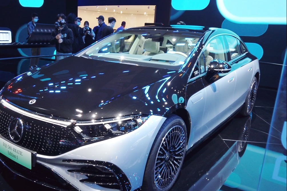 奔驰全新纯电轿车EQS亮相上海车展,除迈巴赫外首次使用双色车身