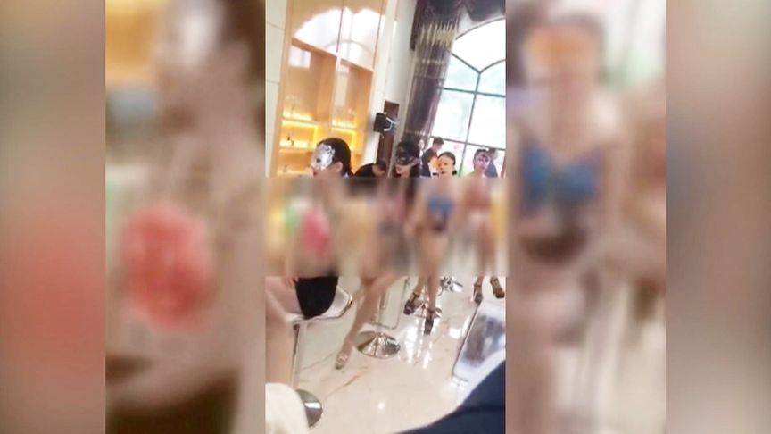 裸背当户型展板 裸胸当项目名称标识 “人肉户型图”营销惹争议