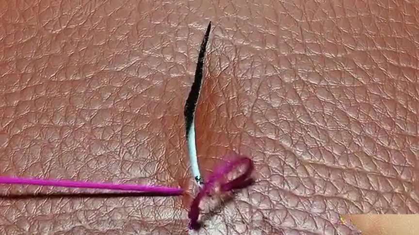 沙发皮子划破一招解决,还好老婆大人心灵手巧,最后完美的修复!