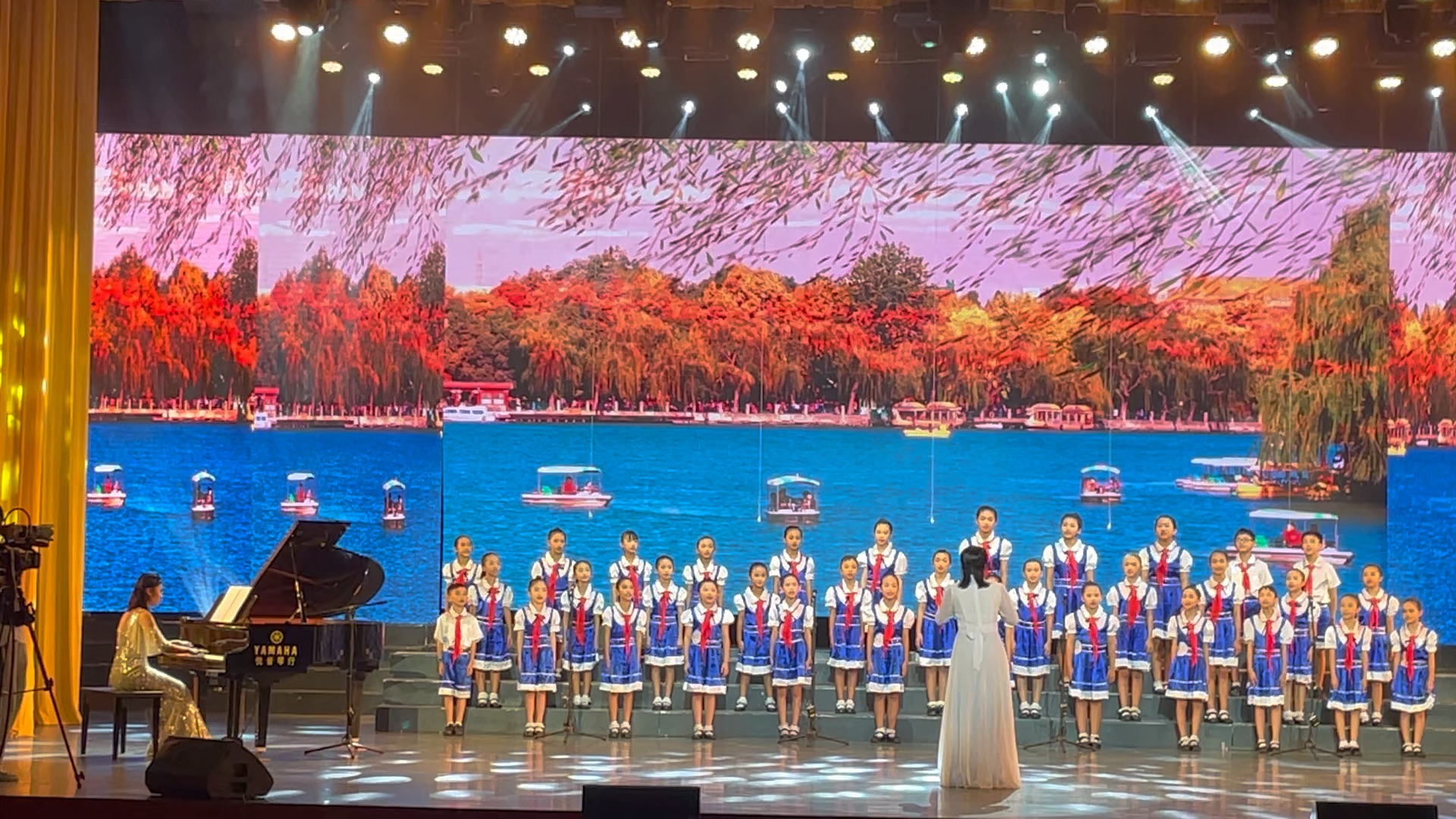 《让我们荡起双桨》童声合唱