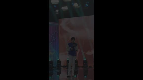 翟潇闻工作花絮vlog#翟潇闻花絮视频# 彩排《我好想你》+玩小车车好...