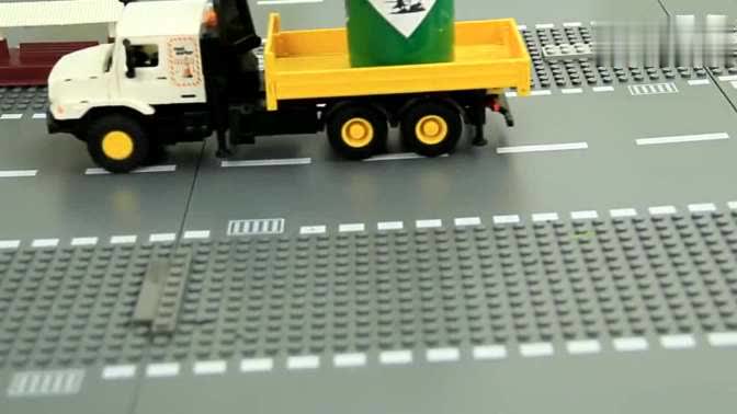 乐高玩具卡通警车玩具撞车啦,快用拖车去救援吧