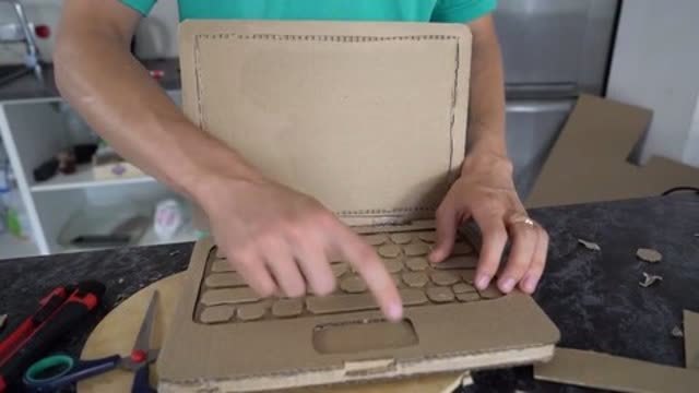 ...纸板制作的苹果笔记本电脑,这样还能打游戏吗