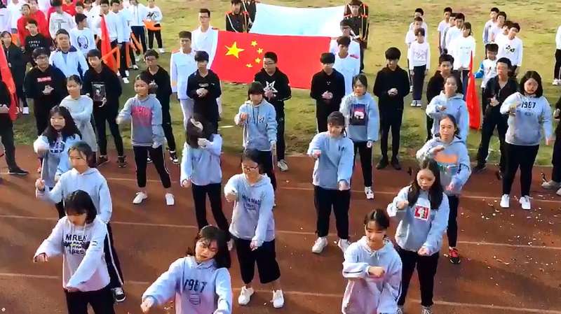 运动会上别人班级的开幕式表演,跳bigbang的舞真的太帅了