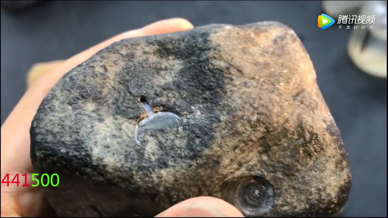 翡翠知识:讲解翡翠原石皮壳与内里的关系,现场切开验证!