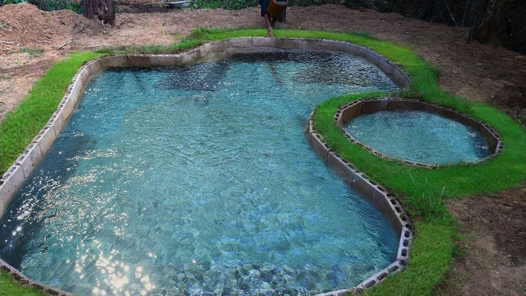 野外用木棍搭建小屋,这种结构牢固稳定,再用泥砌筑