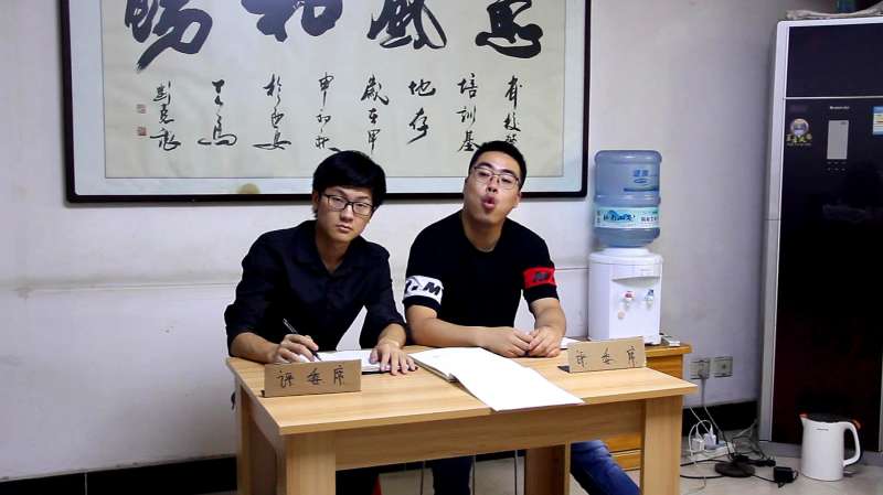 模仿缝纫机乐队面试片段:我这腿,又长又白又细,来摸摸?