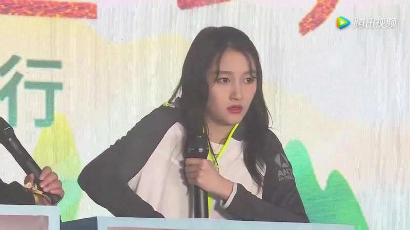 王牌对王牌:沈腾拿着关晓彤手就往里伸!一旁的贾玲华晨宇笑疯