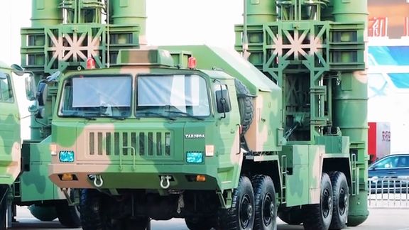 我军展示主力防空武器装备 “中国版S400”亮相