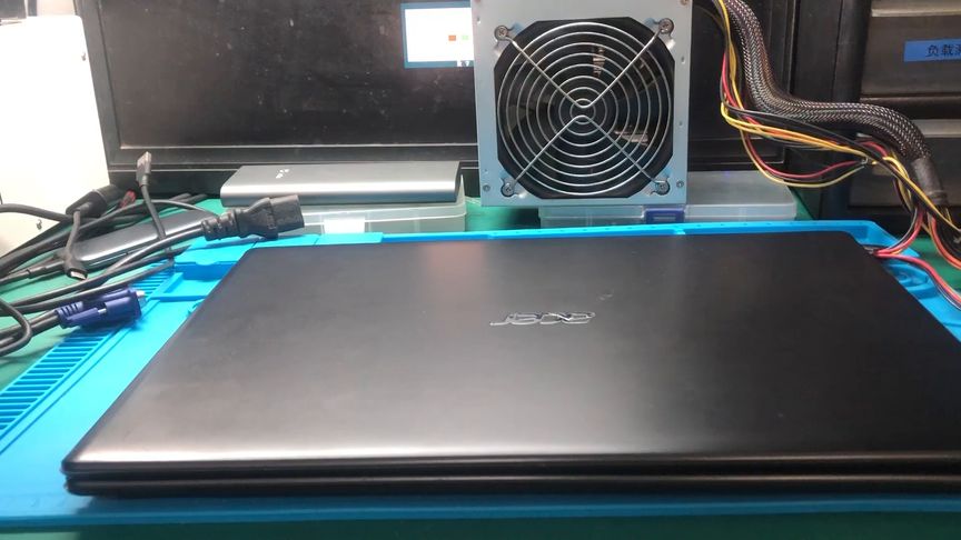 ACER宏基笔记本换键盘,这个是要点背胶的,注意铝箔上的螺丝位