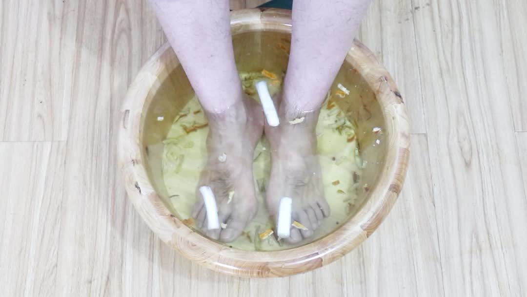 脚干脚裂多泡脚,陈皮加大葱的煮水,每天30分钟,滋润双脚!