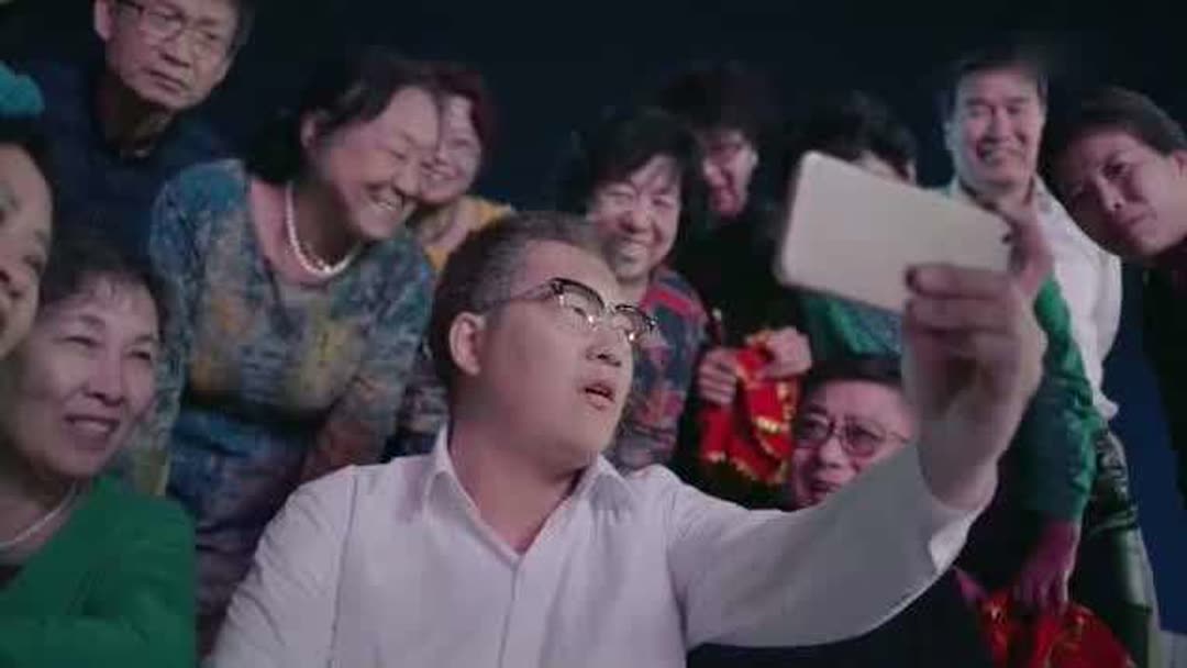 最美的青春:老年的隋志超收看新闻联播,塞罕坝的发展成果让他很