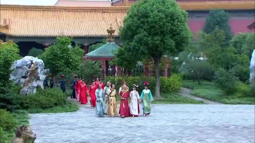 新还珠格格:皇上想让小燕子陪着微服出巡,小燕子竟激动的摔倒!
