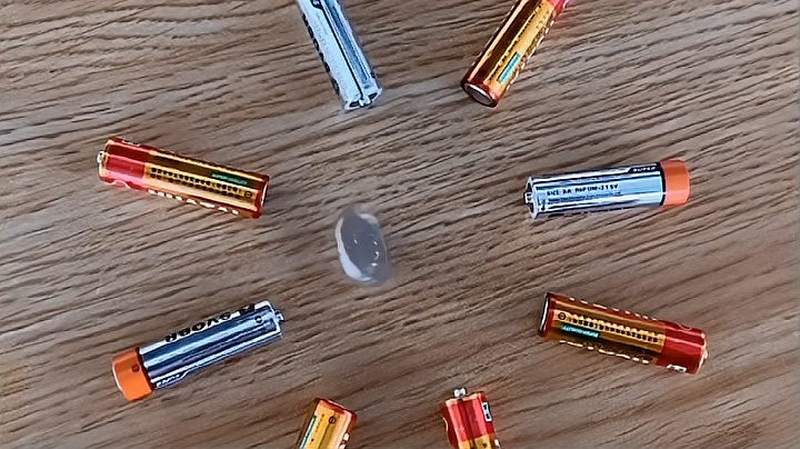 教你如何用电池让硬币高速旋转!