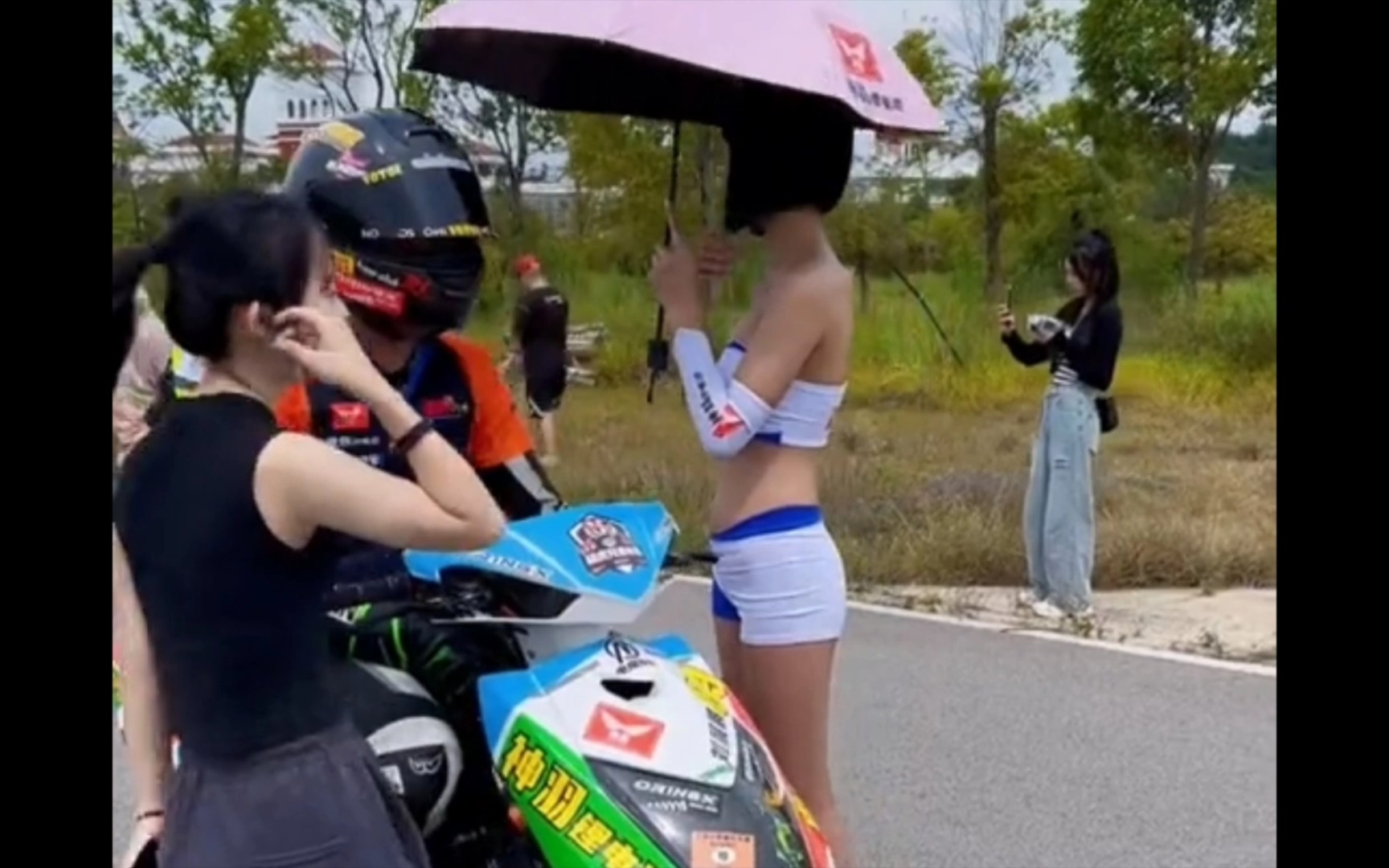 “这电动车车展.越来越离谱了!”