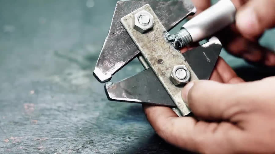 砂轮打磨易伤手怎么办?小伙制作这个工具,轻松解决