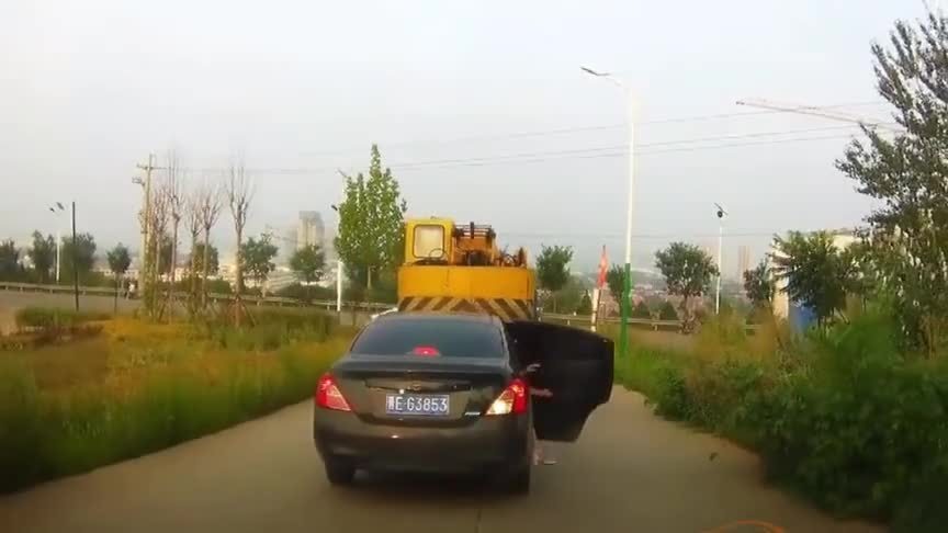 倒车太莽撞,完全无视后车女司机,惨烈撞上!