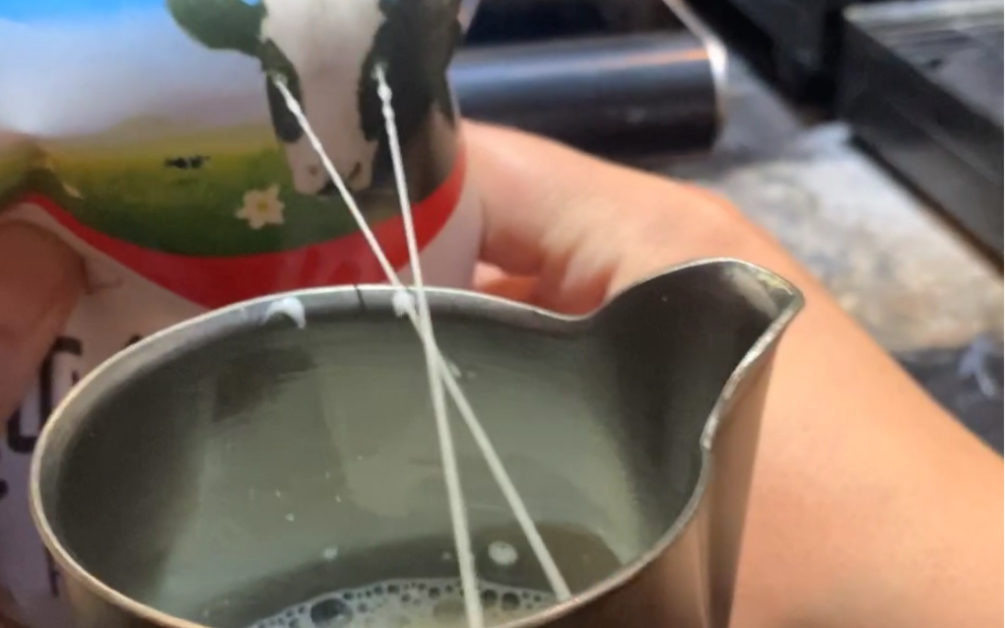 我这杯现挤牛奶+现磨咖啡豆+现拉花的现做咖啡,岂是速溶咖啡可以...