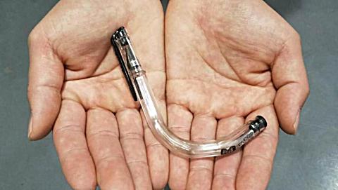 魔术教学: 圆珠笔在手上自动变弯曲, 方法特简单