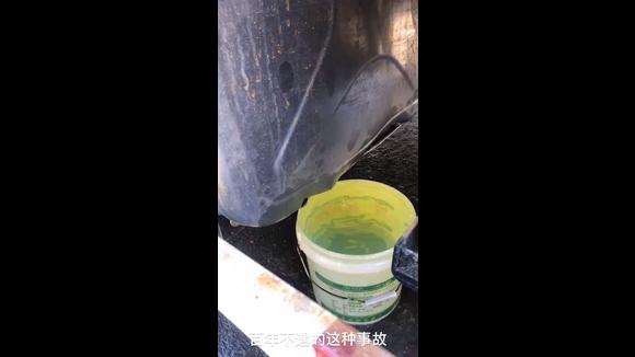 小伙新车下工地,过铺钢板的路居然把油箱捅个大洞