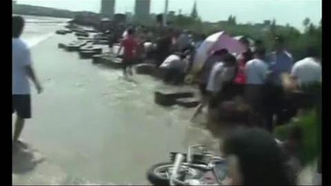 现场实拍海宁钱塘江大潮冲倒观潮游客