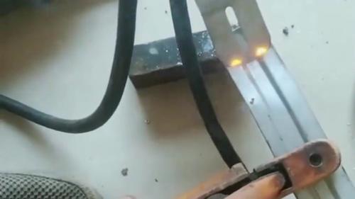 电焊机的操作厉害了,这样焊接早晚把焊机烧了,还有焊线很快就完